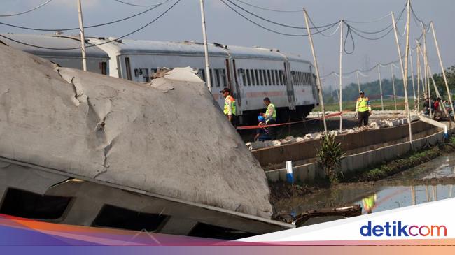 Tabrakan KA Lokal Vs Turangga di Cicalengka, Gerbong Keluar Jalur