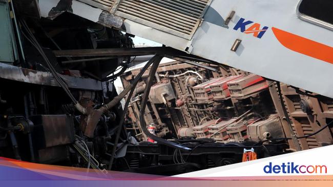 Puluhan Korban Luka Tabrakan 2 KA di Cicalengka Dievakuasi