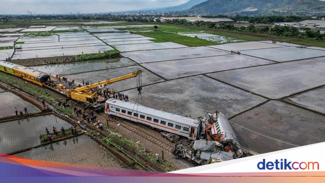 Detik-detik Ngeri Tabrakan KA Turangga Vs KA Lokal Bandung Raya Detik-detik Ngeri Tabrakan KA Turangga Vs KA Lokal Bandung Raya