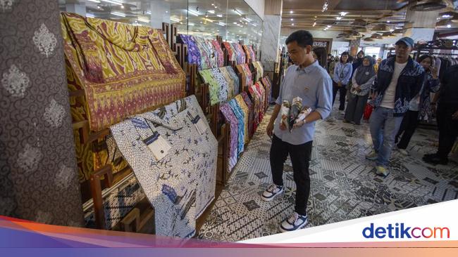 Momen Gibran Berkunjung ke Sentra Batik di Cirebon