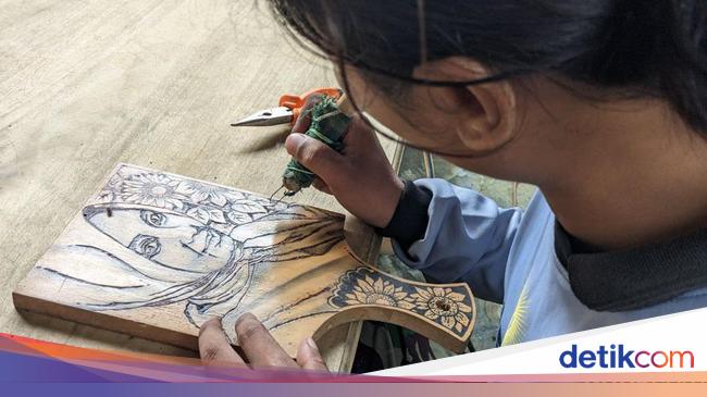 Pelukis Trenggalek Raup Cuan dari Seni Pirografi