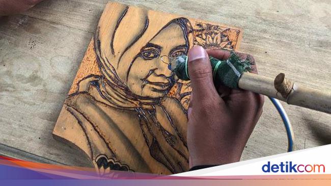 Melihat Lebih Dekat Pelukis Seni Pirografi Asal Trenggalek
