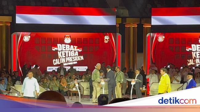 Ganjar Salami Prabowo dan Anies Usai Debat Capres Malam Ini Ganjar Salami Prabowo dan Anies Usai Debat Capres Malam Ini