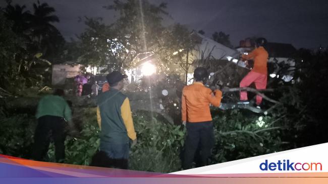77 Rumah Warga Gunung Sindur Bogor Rusak Diterjang Angin Kencang