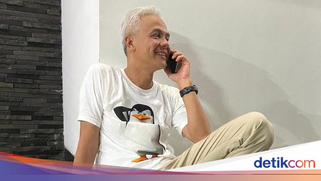 Ganjar 'Nyante Duls' Berkaus Penguin Usai Debat Lawan Anies & Prabowo