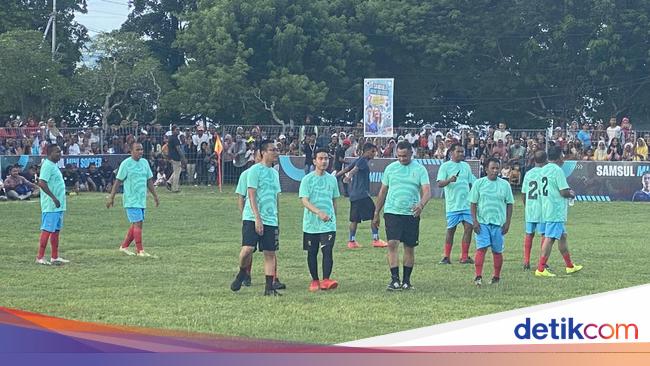 Gibran Main 'Samsul Mini Soccer' Bareng Maluku Legend, Lawan Tim Raffi ...