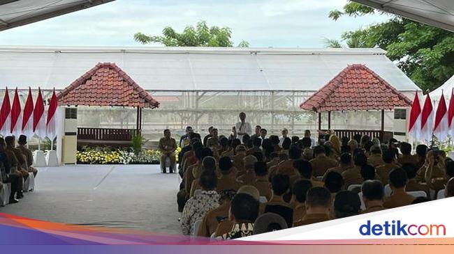Jokowi Minta Kades Tak Awur-awuran Kelola Dana Desa: Ada yang Mengawasi! Jokowi Minta Kades Tak Awur-awuran Kelola Dana Desa: Ada yang Mengawasi!