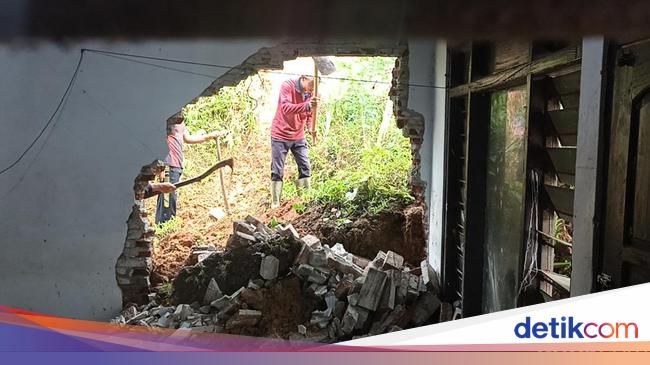 Warga Bersihkan Material Longsor Timpa Rumah di Tulungagung
