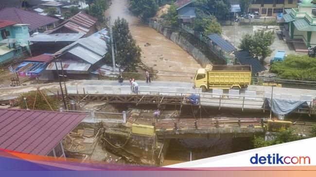 Perbaikan Jembatan Rusak Akibat Banjir di Kerinci