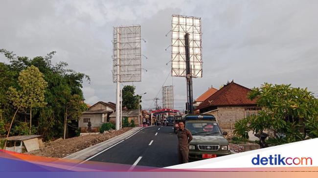 Satpol PP Segel Tiang Reklame Ilegal di Jalur Canggu-Tibubeneng Satpol PP Segel Tiang Reklame Ilegal di Jalur Canggu-Tibubeneng