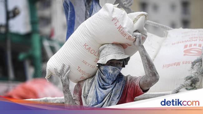 Potret Buruh Angkut Mencari Rezeki di Pelabuhan Sunda Kelapa