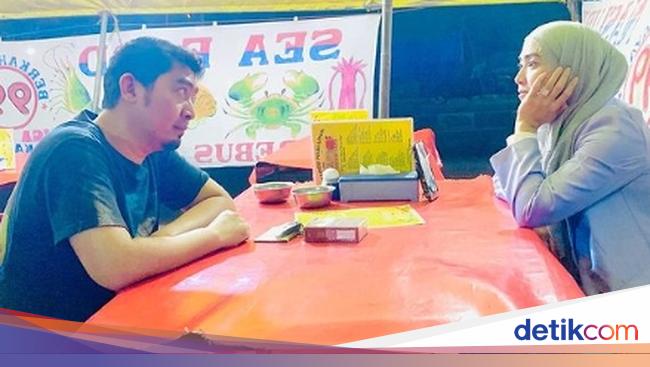 April Jasmine dan Ustad Solmed Kompak Makan Pecel Lele Kaki Lima