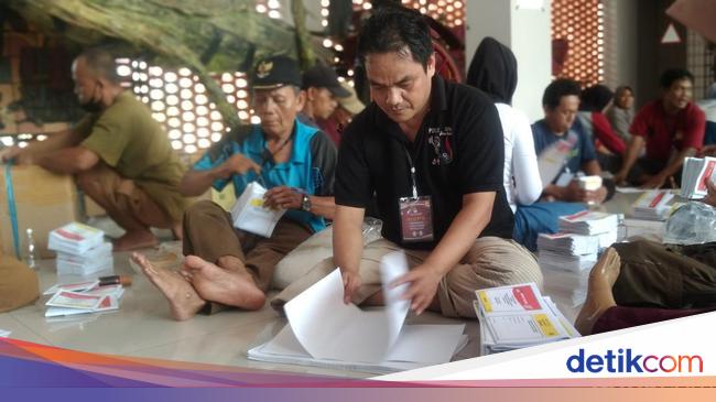 Kisah Disabilitas Majalengka: Jadi Pelipat Surat Suara Demi Kuliahkan Anak Kisah Disabilitas Majalengka: Jadi Pelipat Surat Suara Demi Kuliahkan Anak