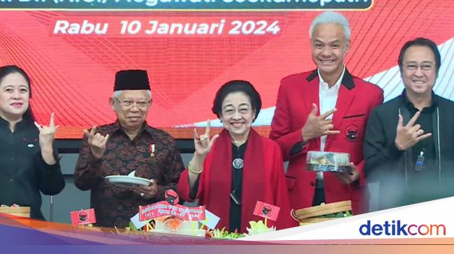Wapres Ma'ruf Amin Ikut Salam Metal saat Sesi Foto Bersama di HUT PDIP Wapres Ma'ruf Amin Ikut Salam Metal saat Sesi Foto Bersama di HUT PDIP