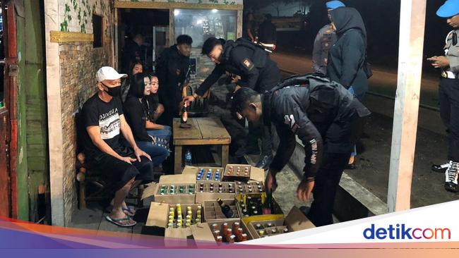 Gerebek Warung Pinggir Jalan, Polisi Amankan PSK-Bongkar Bunker Miras