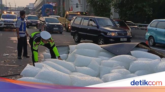 Truk Muatan Es Batu Terguling di Tol Cawang Gara-gara Pecah Ban