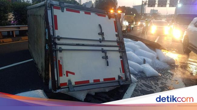 Truk Muatan Es Batu Terguling, Tol Dalam Kota Cawang-Tebet Padat