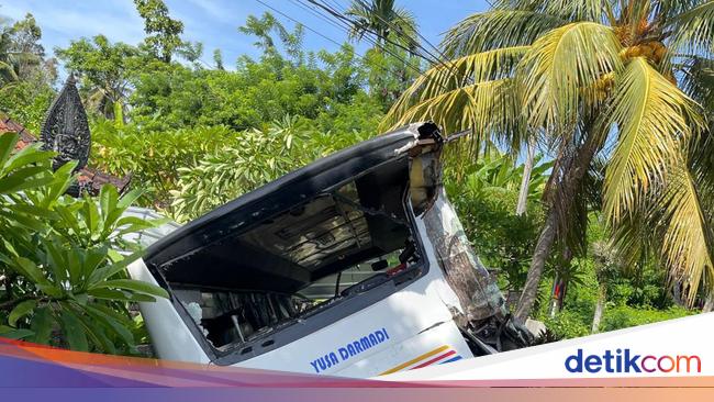 Truk Tabrak Bus di Jalan Nasional Denpasar-Gilimanuk, Sopir Luka-luka
