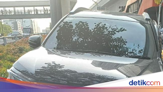 Mobil Tabrak Pembatas Jalan Dekat GT Cawang, Lalin Arah Pancoran Macet