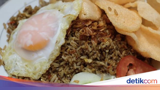 5 Nasi Goreng Kaki Lima yang Kelezatannya Bertahan Puluhan Tahun
