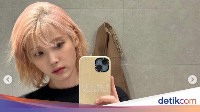 7 Foto IU Tampil dengan Rambut Pink Jelang Comeback, Bikin Fans Pangling