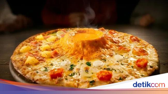 Yummy! Pizza Ini Mirip Gunung Berapi dengan Lava Keju