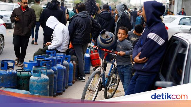 Potret Anak-anak Gaza Ikut Antre Gas