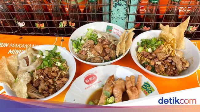 Yummy! Makan Bakmi Ayam Kecap Jamur di Warung 'Doraemon' Jadul