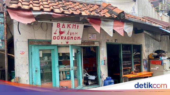 Yummy! Makan Bakmi Ayam Kecap Jamur di Warung 'Doraemon' Jadul