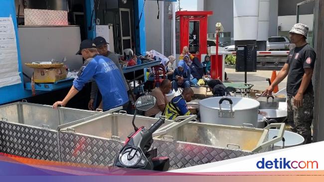 Dapur Umum Siapkan Ratusan Porsi Nasi Bungkus untuk Korban Banjir Braga