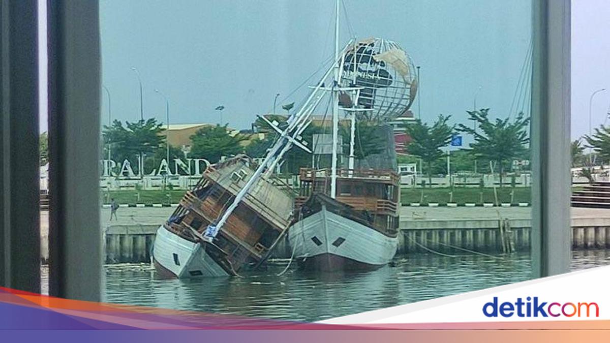 Kapal Pinisi Milik Pemkot Makassar Sempat Oleng gegara Air Laut Surut