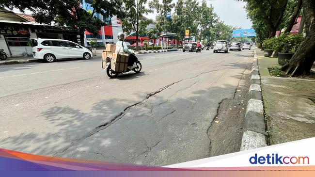 Lubang di Jalan Jakarta Kota Bandung Dikeluhkan Pengendara