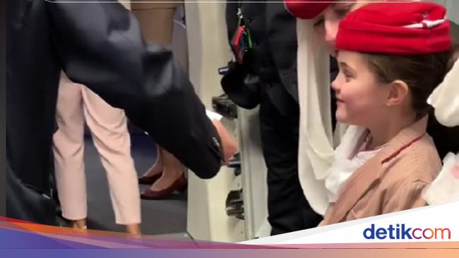 Gemoi, Anak Kecil Berdandan dan Bertugas Jadi Pramugari Emirates