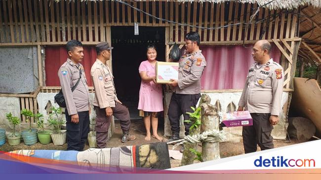 Polisi di Dumai Distribusikan Bantuan ke Daerah Terisolir dan Sosialisasi Pemilu