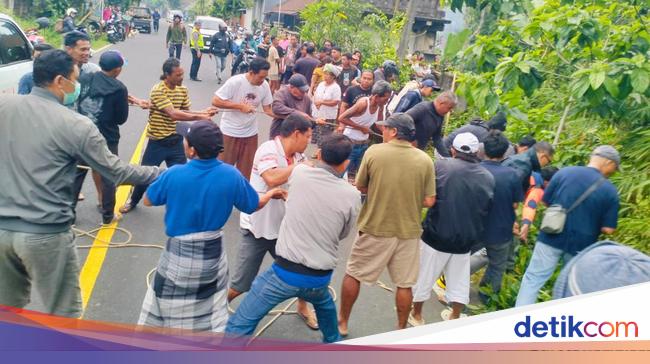 Dramatis Evakuasi Pria Mabuk dari Jurang 20 Meter di Gianyar Dramatis Evakuasi Pria Mabuk dari Jurang 20 Meter di Gianyar