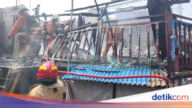 Rumah di Dupak Timur Surabaya Hangus Terbakar Diduga Korsleting Listrik
