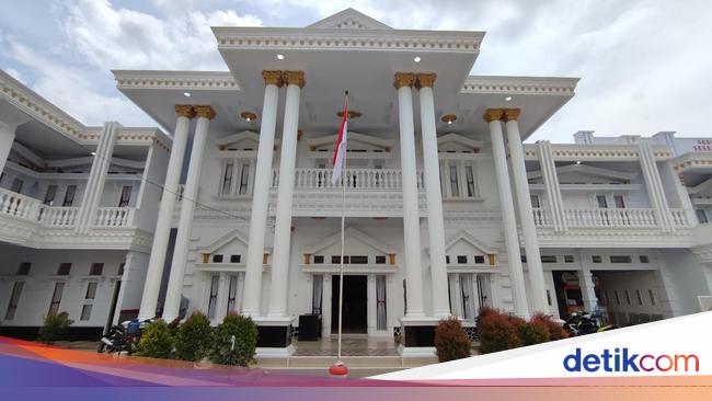 Kerja di Kantor Desa Rancah Ciamis Serasa di Mansion Mewah Eropa