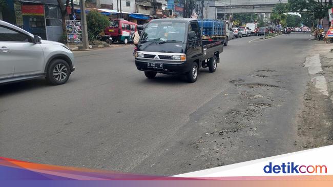 Duh! Aspal Tambalan di Jalan Gatsu Bandung Rusak Lagi