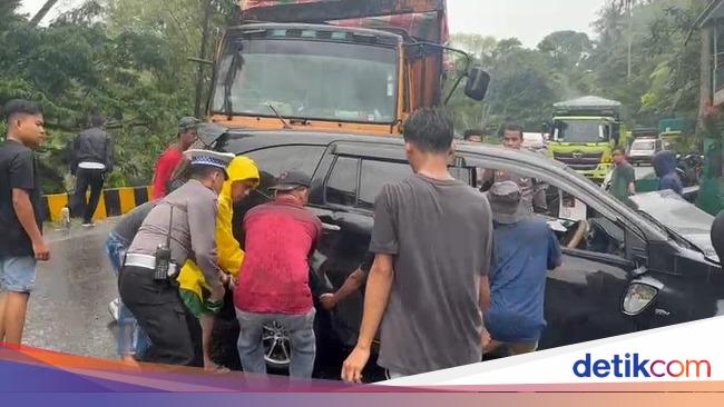 Laka Beruntun di Padang Panjang, Libatkan 4 Mobil dan 1 Motor