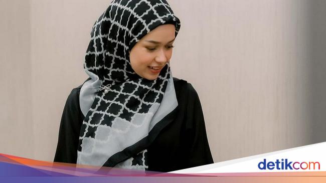 5 Gaya Rebecca Klopper Pakai Hijab Saat Ikut Kajian, Pangling Bikin Adem