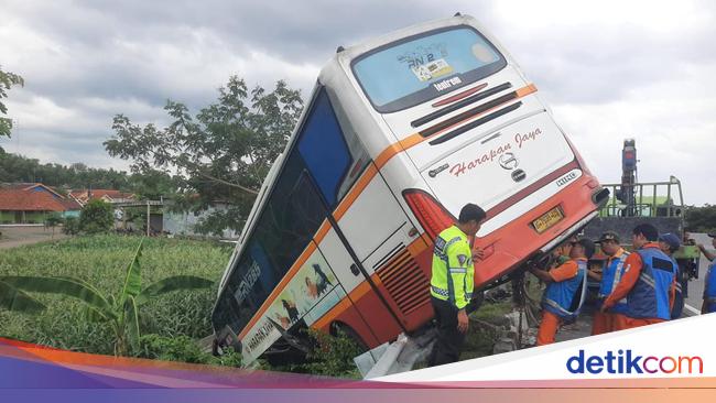 Bus Harapan Jaya Kecelakaan di Tol Mojokerto-Surabaya