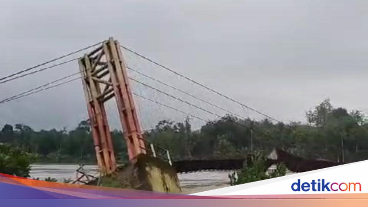 Jembatan Gantung di Muara Enim Putus Usai Diterjang Banjir