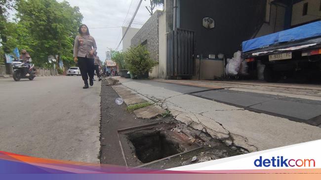Duh! Penutup Selokan di Jalan Tlogosari Semarang Dicuri