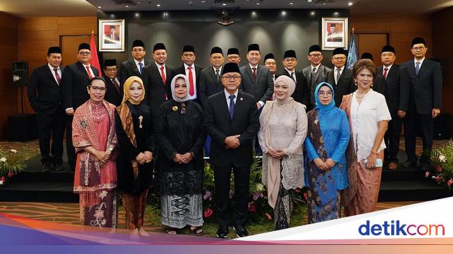 Zulhas Lantik 23 Anggota BPKN Periode 2024-2027, Ini Daftarnya Zulhas Lantik 23 Anggota BPKN Periode 2024-2027, Ini Daftarnya