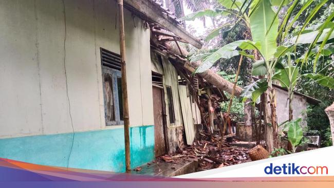 Hujan Angin Terjang Pangandaran Satu Rumah Warga Rusak Tertimpa Pohon