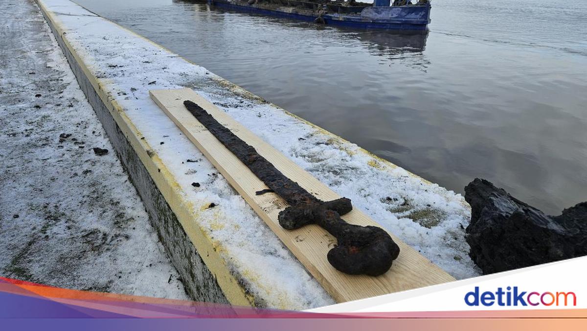 Mengejutkan! Pedang Kuno Bangsa Viking Ditemukan di Sungai Polandia