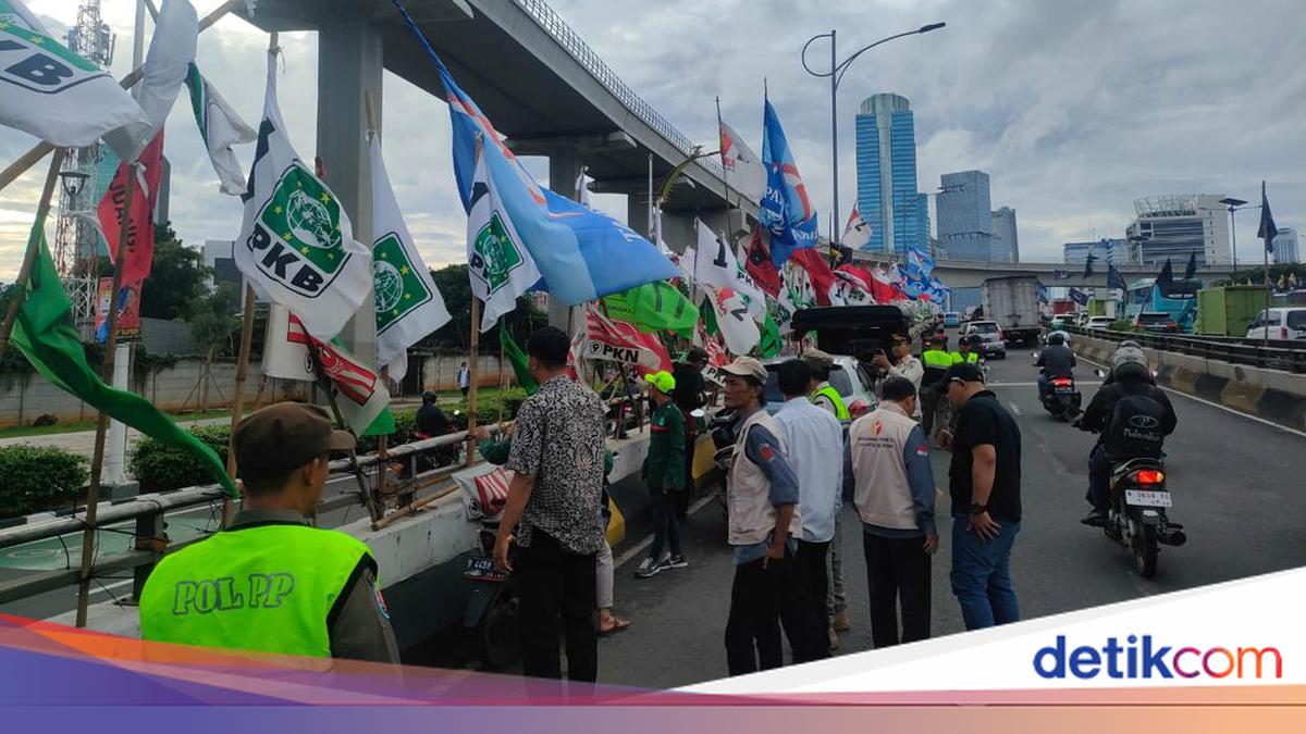 Panwascam Mampang Tertibkan Bendera Parpol yang Ganggu Lalin Flyover ...