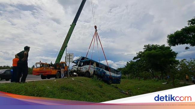 Proses Evakuasi Bus Rombongan SMAN 1 Sidoarjo yang Kecelakaan di Tol Ngawi Proses Evakuasi Bus Rombongan SMAN 1 Sidoarjo yang Kecelakaan di Tol Ngawi