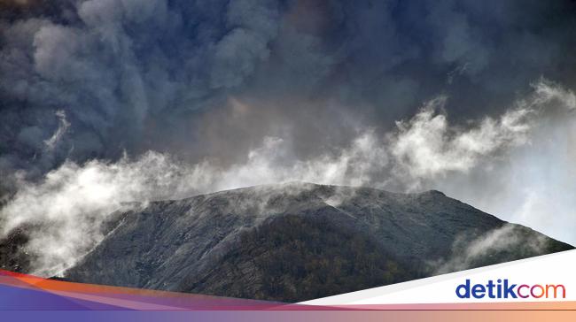 Gunung Marapi Semburkan Abu Vulkanik