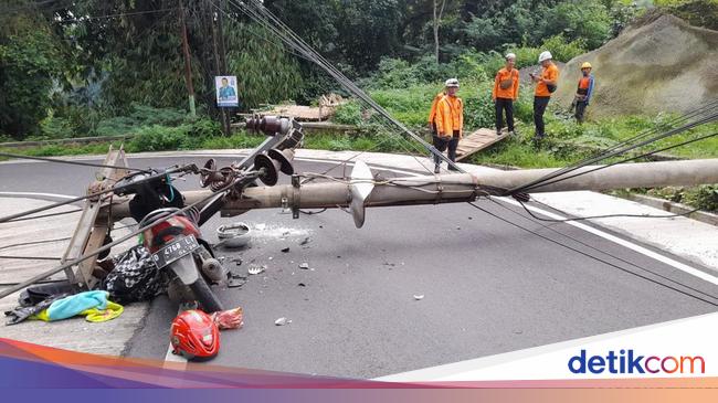 2 Tiang Listrik Roboh Timpa Pemotor di Cadas Pangeran Sumedang